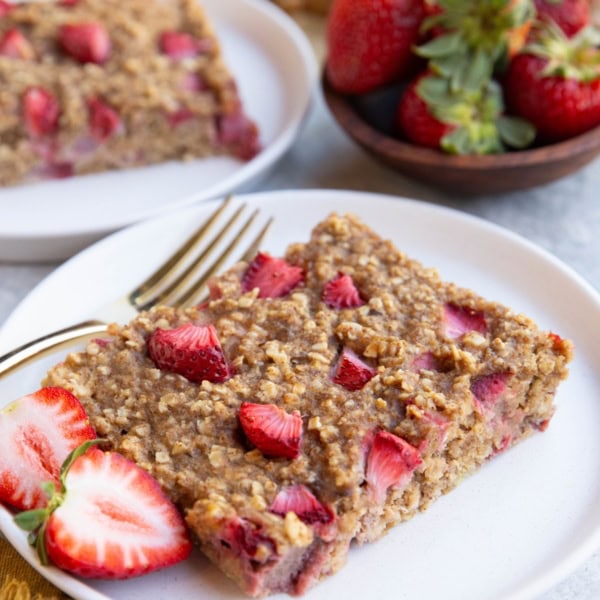 4-Ingredient Healthy Strawberry Breakfast Bars - The Roasted Root